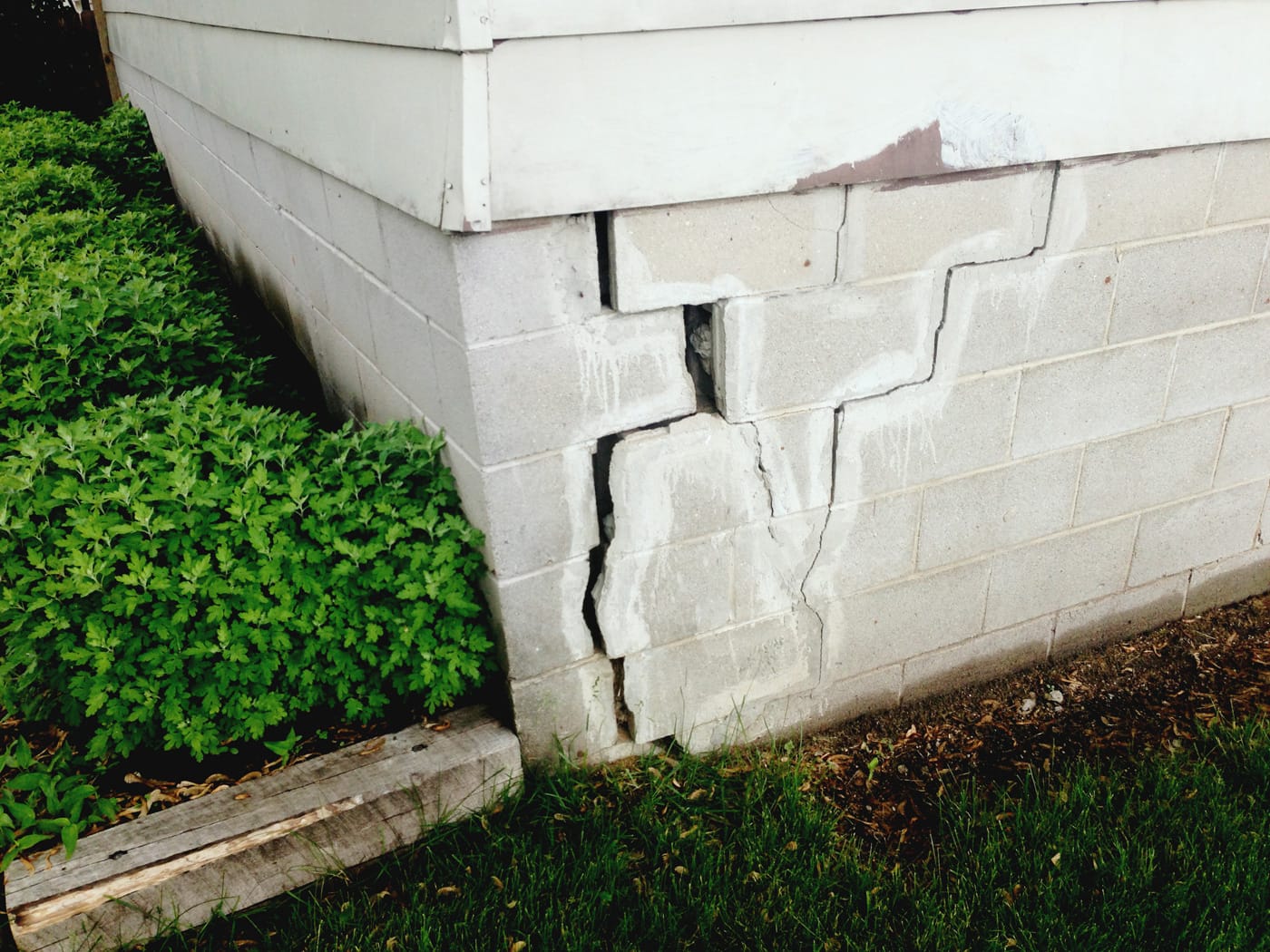 Cracked Foundation Repairs & Sinking Foundation Solutions Pros